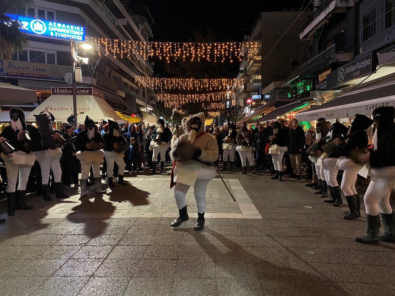 Με μεγάλη γιορτή τα Τρίκαλα" ξόρκισαν " το 2024 από κάθε " κακό" - News ...